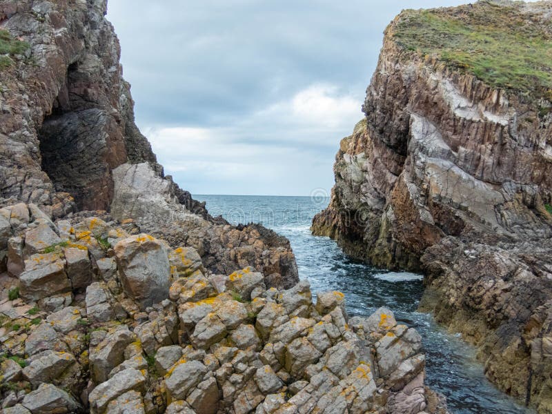 Rocas y lago foto de archivo. Imagen de lago, medio - 157425166