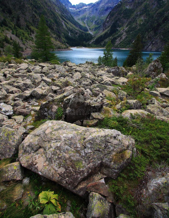 Rocas y lago imagen de archivo. Imagen de verano, lago - 4854035