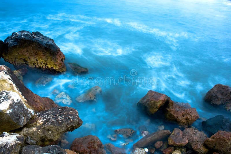 Rocas y mar azul imagen de archivo. Imagen de vela, arriesgado - 3372225