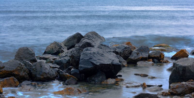 Rocas y mar azul imagen de archivo. Imagen de arenas, nave - 3399355