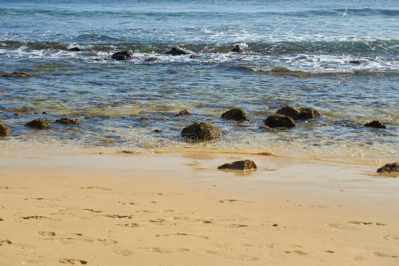 Rocas Y Olas En Una Playa Tropical De Arena. Imagen de archivo - Imagen ...