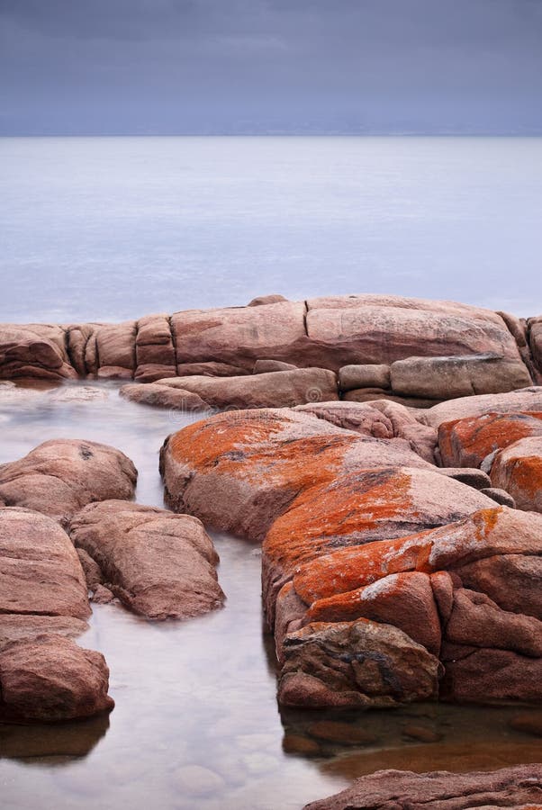 Rocce Arancioni Del Lichene a Freycinet Fotografia Stock - Immagine di ...