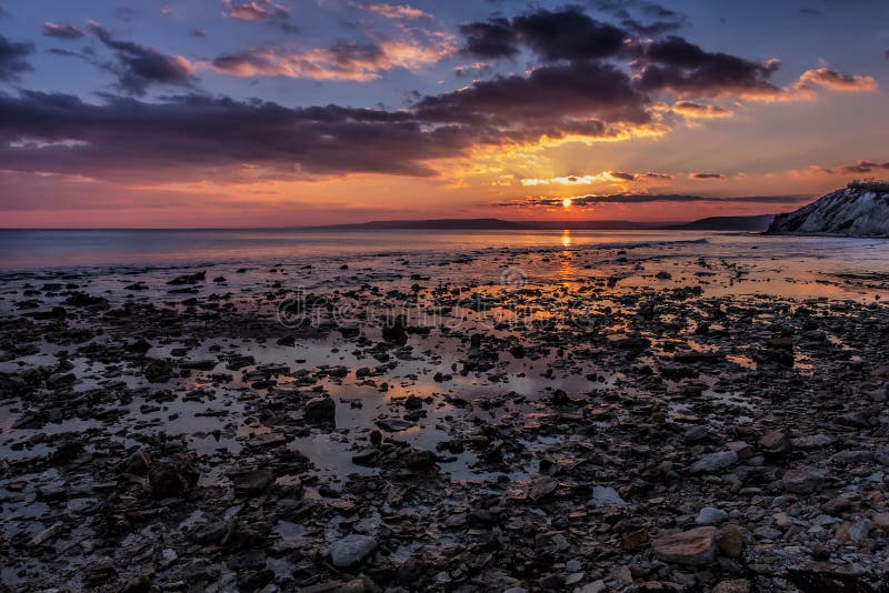 Rocce del mare al tramonto immagine stock. Immagine di malumore - 66343453