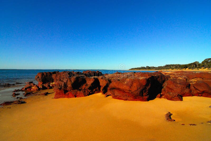 Rocce Rosse Su Una Spiaggia Fotografia Stock - Immagine di panoramico ...
