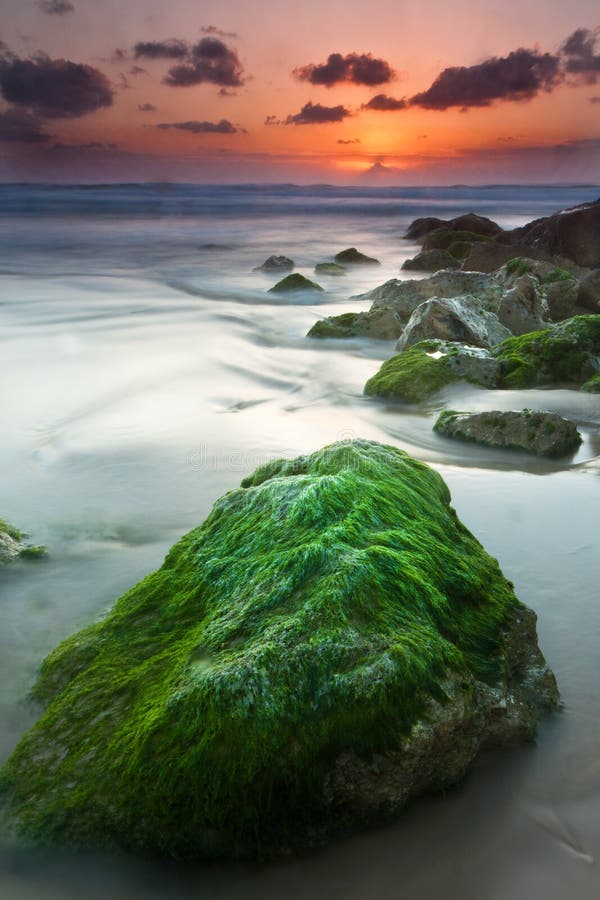 Rocce verdi fotografia stock. Immagine di nube, roccia - 35472506