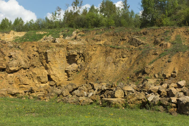 Roccia Della Dolomia in Una Vecchia Cava As Immagine Stock - Immagine ...