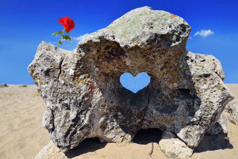 Roccia a Forma Di Del Cuore Fotografia Stock - Immagine di pietra ...