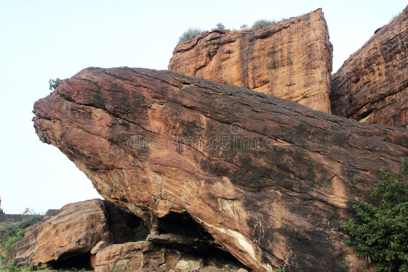 Una Roccia Rossa Gigante Verticale Montana Nel Deserto Immagine Stock ...