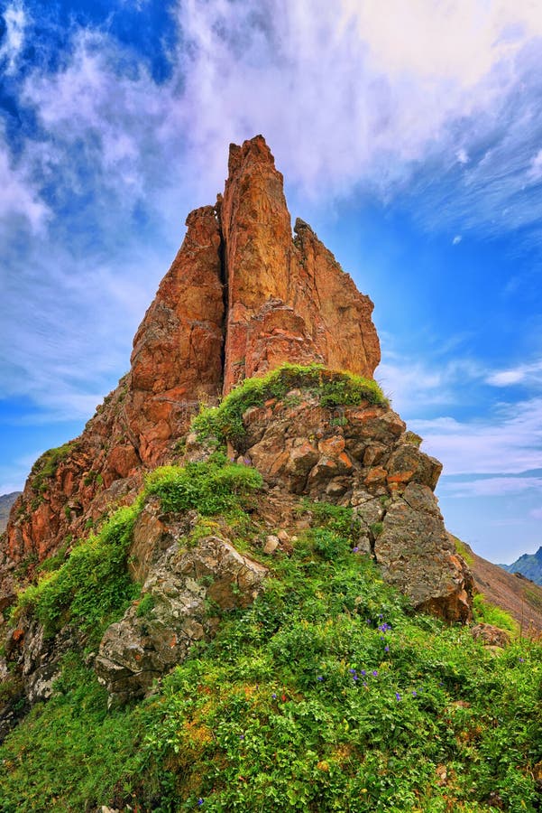 Roccia Rossa Ripida Aguzza Sulla Cresta Di Spartiacque Fotografia Stock ...