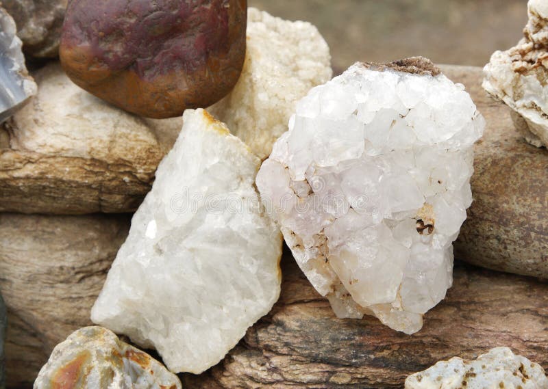 Belo Cristal De Quartzo Exposto Em Seixos Imagem de Stock - Imagem de ...