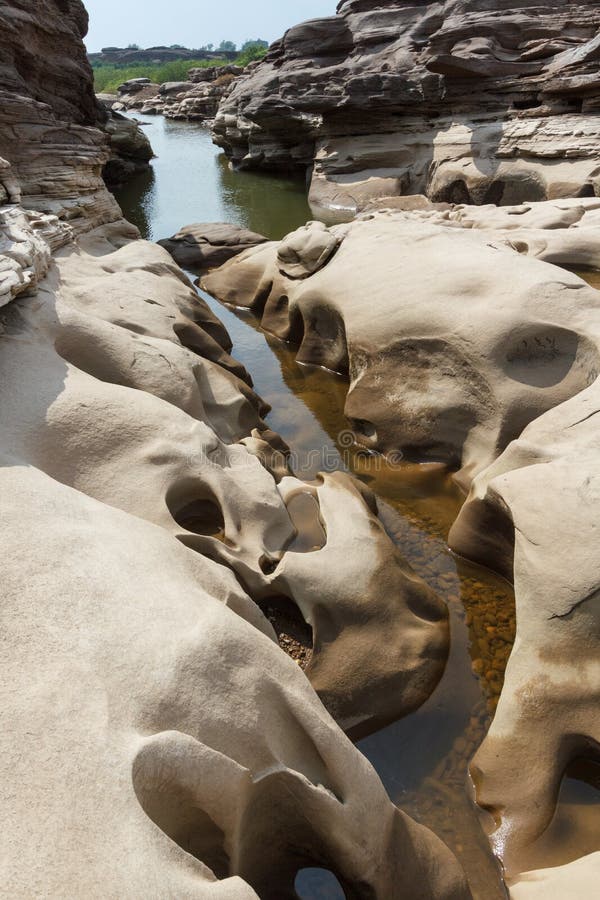 Roche ronde image stock. Image du nature, rond, gens - 66225817