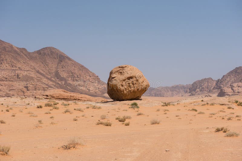 Le Rocher Rond S'est Tenu Par Une Roche Sur La Pente Image stock ...