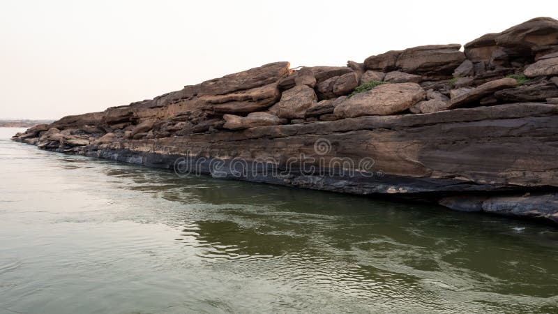 Roche Sur Fond Blanc Et Front D'eau Photo stock - Image du fond ...