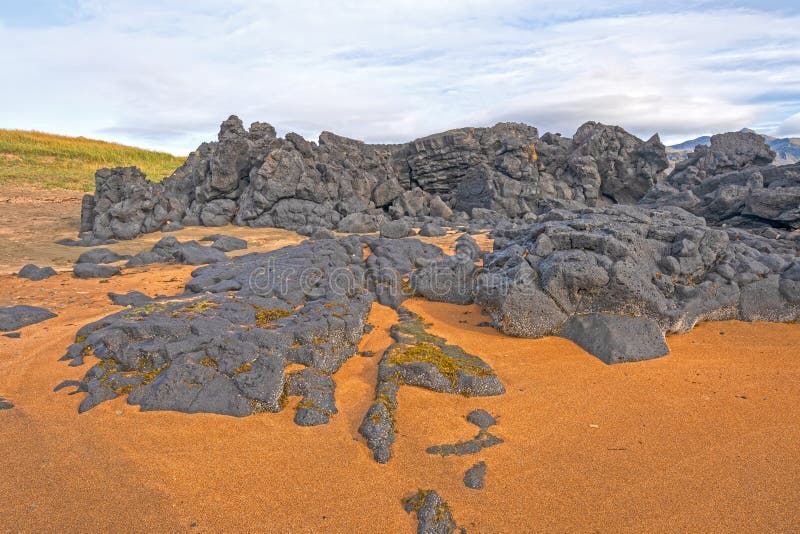 Roche Volcanique Dans Un Flux De Lave Photo stock - Image du grand ...