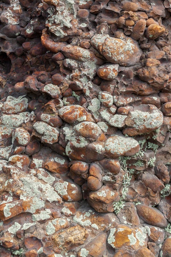 Rocher Rocheux Recouvert De Mousse Et De Lichen. Image Verticale Photo ...