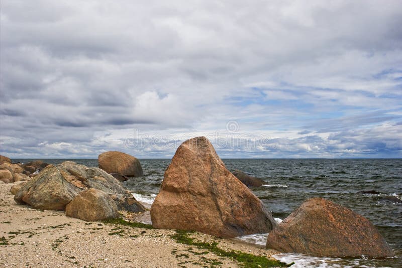 Rochers au bord de la mer image stock. Image du moraines - 6173203