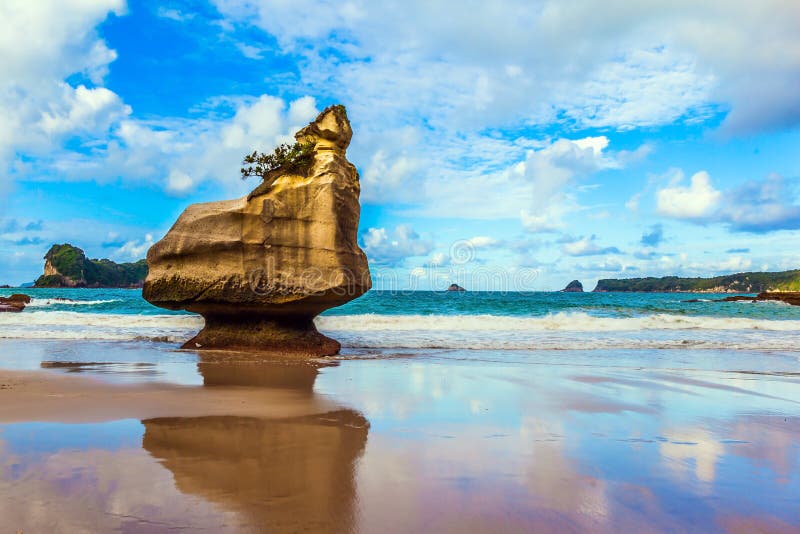 Roches d'une forme bizarre image stock. Image du nuages - 135995483