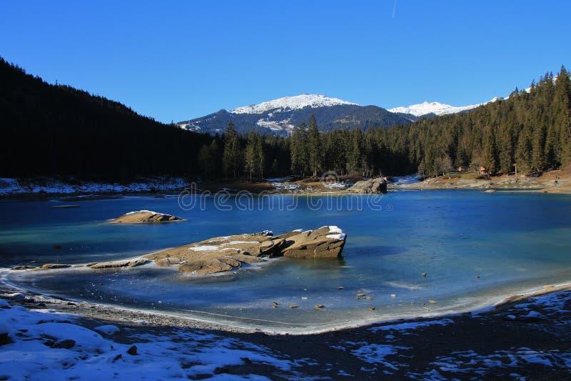 Roches Dans Le Lac Congelé Cauma Image stock - Image du destination ...