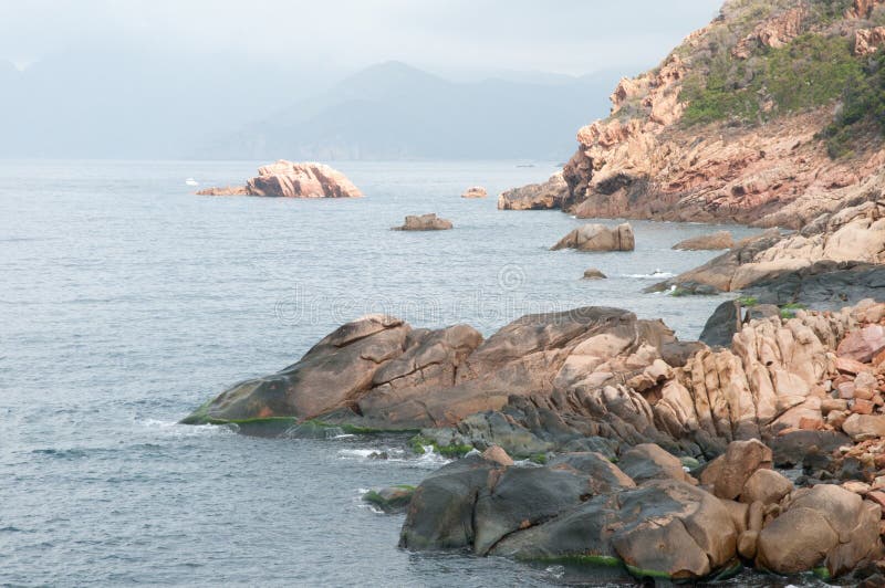 Roches sur la côte image stock. Image du arbre, européen - 72262347