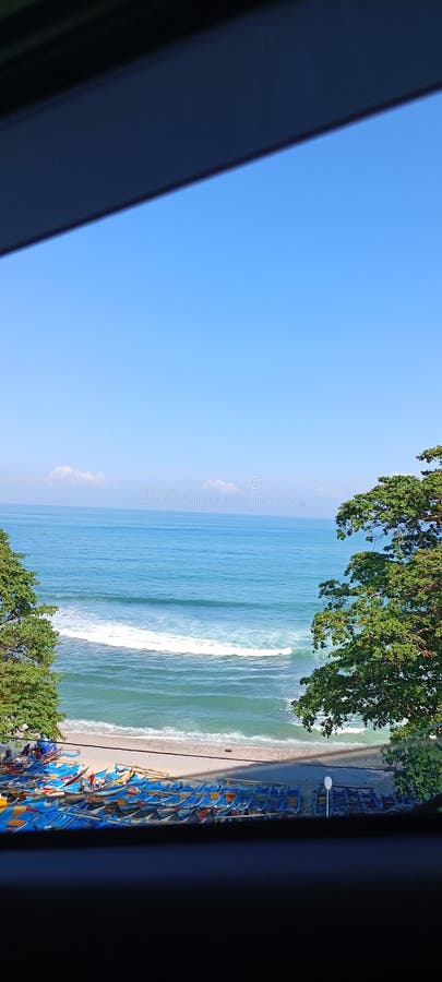 Rock De Praia No Meio Do Java Imagem de Stock - Imagem de enseada ...