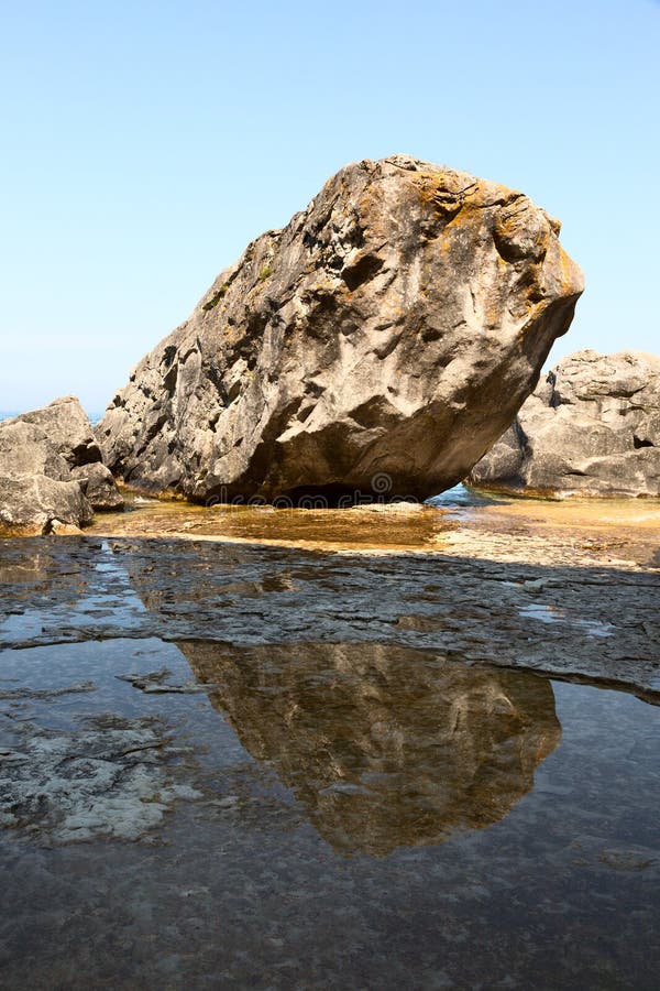 Rock Reflected in the Water Stock Image - Image of outside, bruce: 33734837