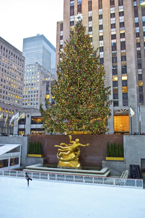 Rockefeller Center tree editorial stock image. Image of city - 3897419