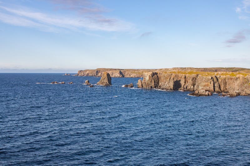 Rocky Cliffs in Newfoundland Stock Afbeelding - Image of blauw ...