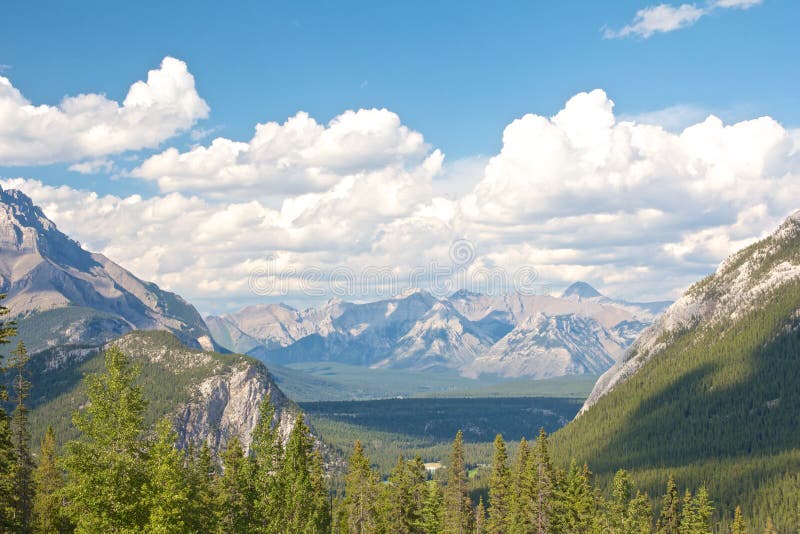 Rocky Mountain Valley imagen de archivo. Imagen de nube - 34686211