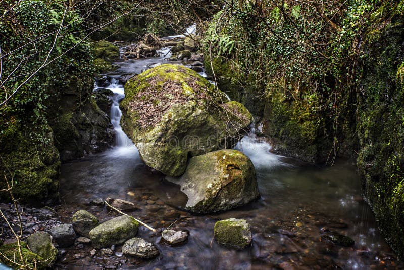 Rocky River En Alva Glen Scotland Foto de archivo - Imagen de secuencia ...