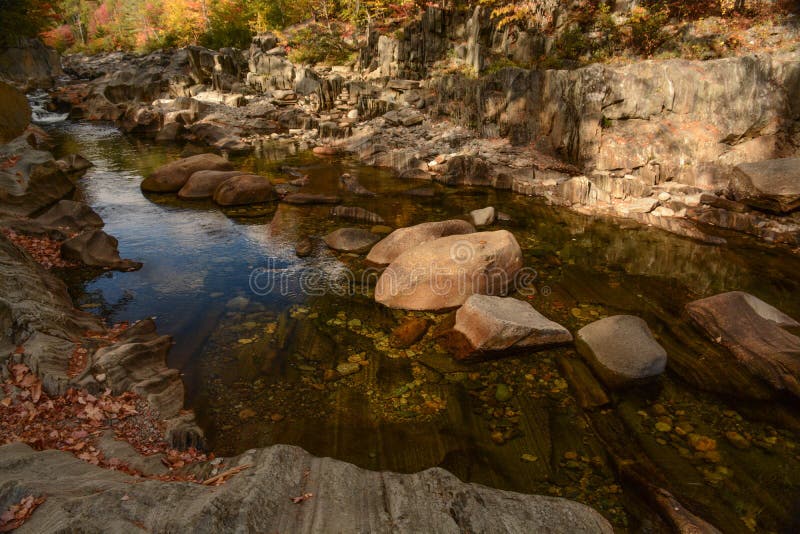 Rocky Stream foto de stock. Imagem de através, outono - 101861738