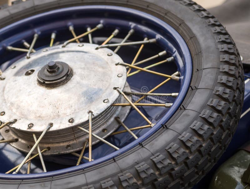 Roda Da Motocicleta Do Pneu Com Raios Do Metal Imagem de Stock - Imagem ...