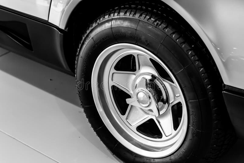 Roda de Ferrari foto editorial. Imagem de ferrari, super - 121517236