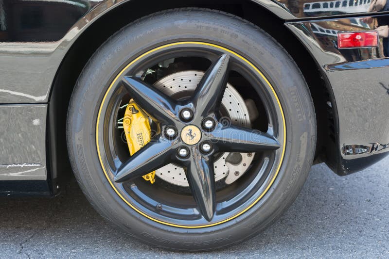 Roda De Ferrari Na Exposição Foto Editorial - Imagem de esporte, velho ...