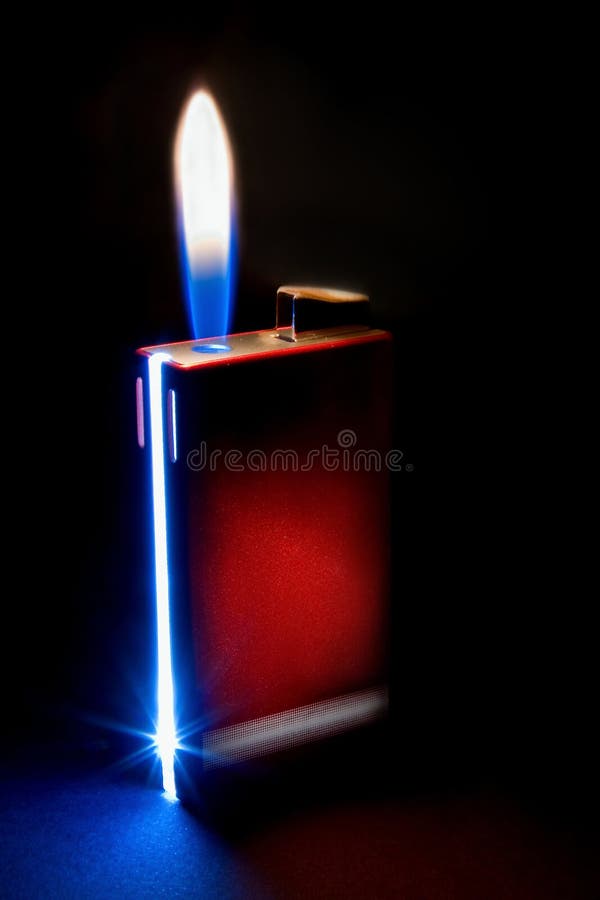 Rode aansteker met vlam stock afbeelding. Image of geïsoleerd - 8484183