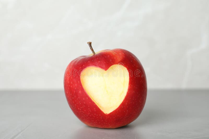 Gesneden hart in boom stock foto. Image of valentijn - 26134758