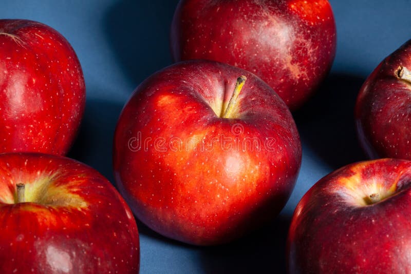 Rode Appel En Blauwe Die Druiven Op Witte Achtergrond Wordt Geïsoleerd ...