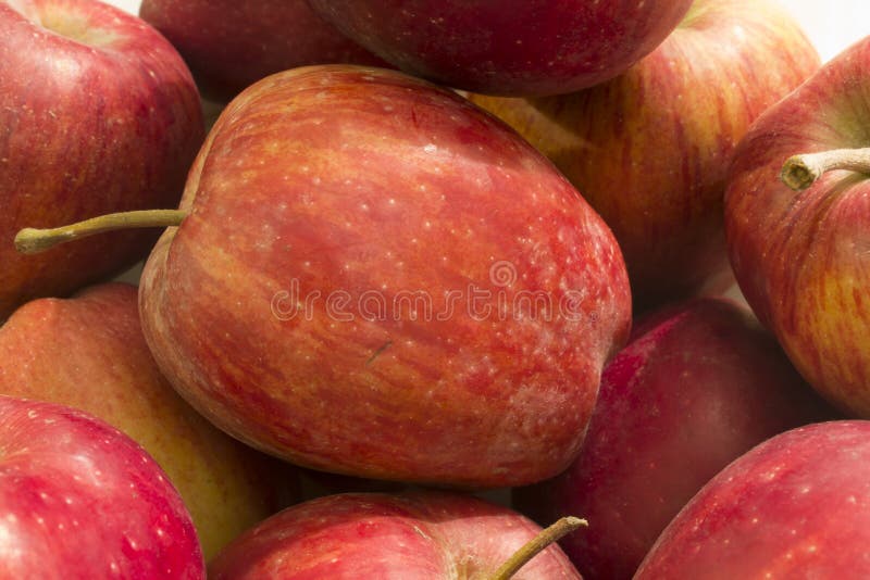 De Herfst Detox Water Met Appel, Kaneel En Rode Peer Stock Foto - Image ...