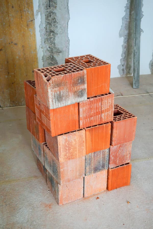 Rode baksteen met gaten stock foto. Image of ontwerp - 66312362