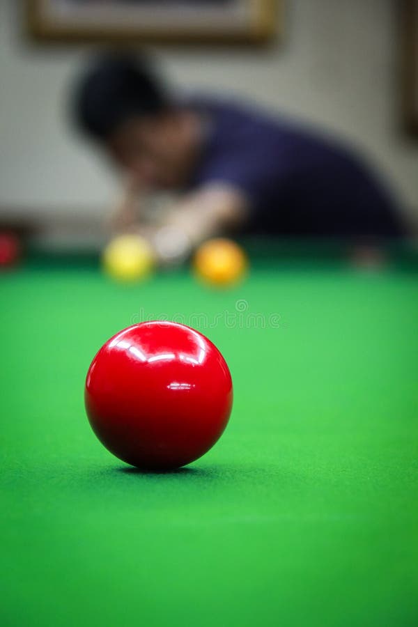 Rode Bal Backgrouded Met Mens Het Spelen Snooker Stock Foto - Image of ...