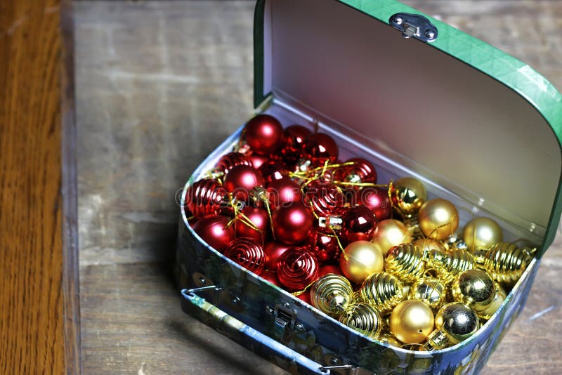 Rode bal in een doos stock foto. Image of kleur, goud - 90019132