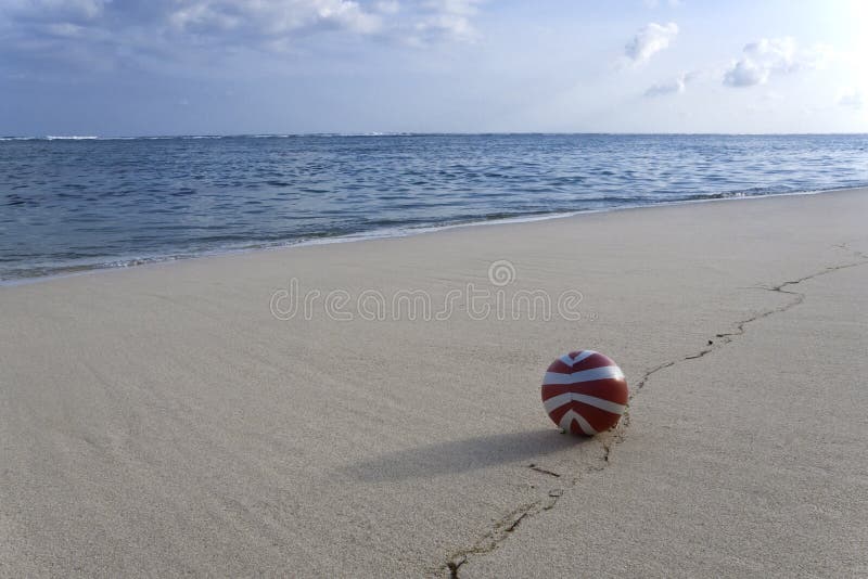 Rode Bal op het strand stock foto. Image of groen, zand - 37132528
