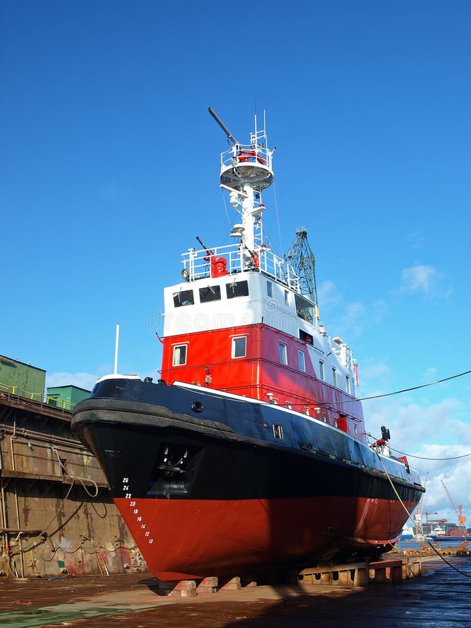 Sleepboot in Haven M stock afbeelding. Image of oceaan - 67361865