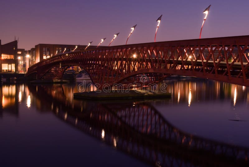 Rode brug stock afbeelding. Image of voetgangersbrug - 23866597