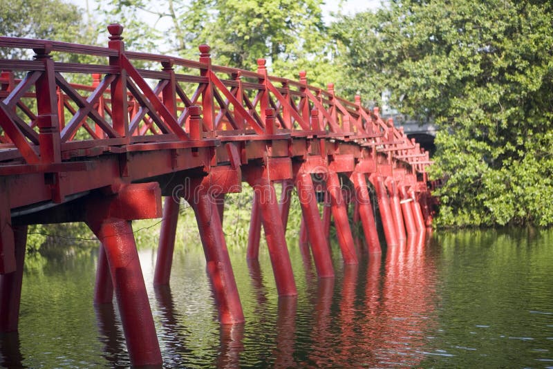 Rode Brug in Hanoi stock afbeelding. Image of oriëntatiepunt - 4580607