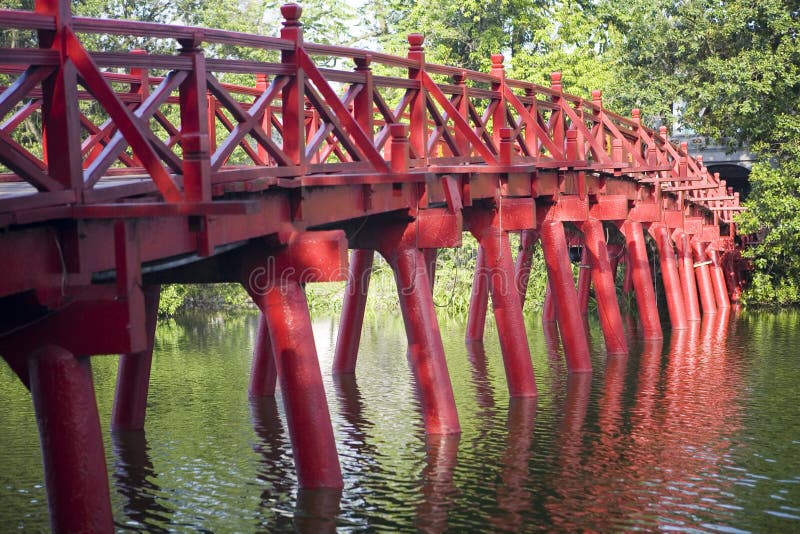 Rode Brug in Hanoi stock afbeelding. Image of oriëntatiepunt - 4580625