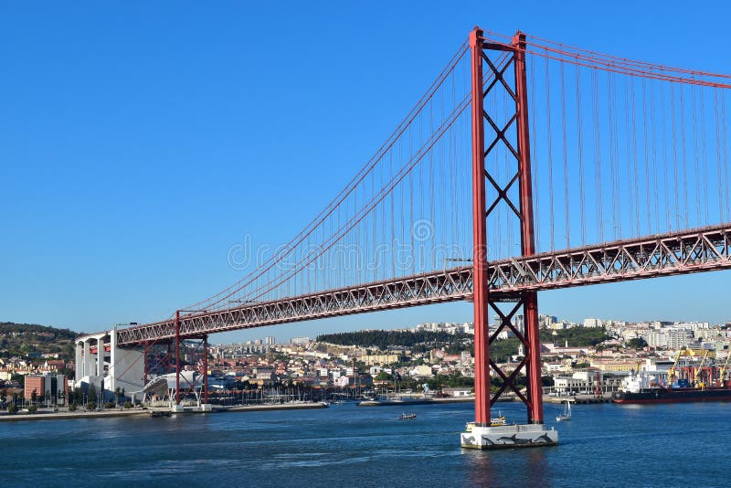 Rode Brug in Lissabon, Portugal Redactionele Stock Afbeelding - Image ...