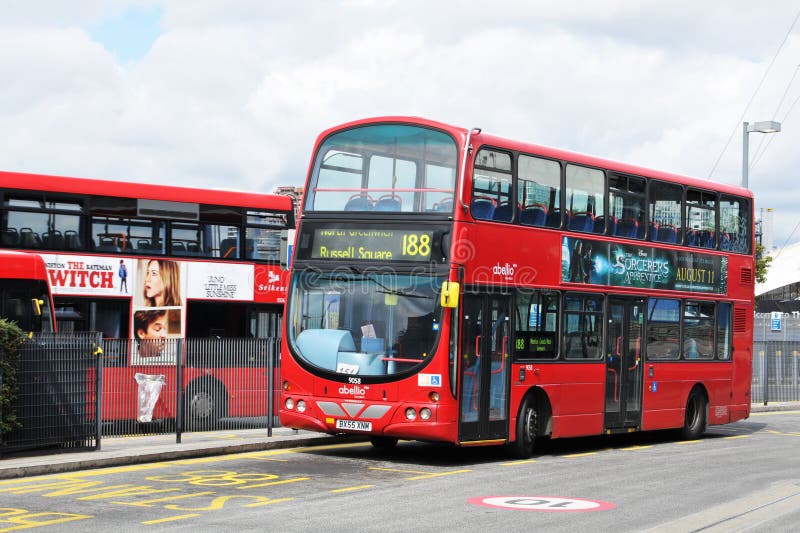 Rode bus redactionele stock afbeelding. Image of grens - 15748079