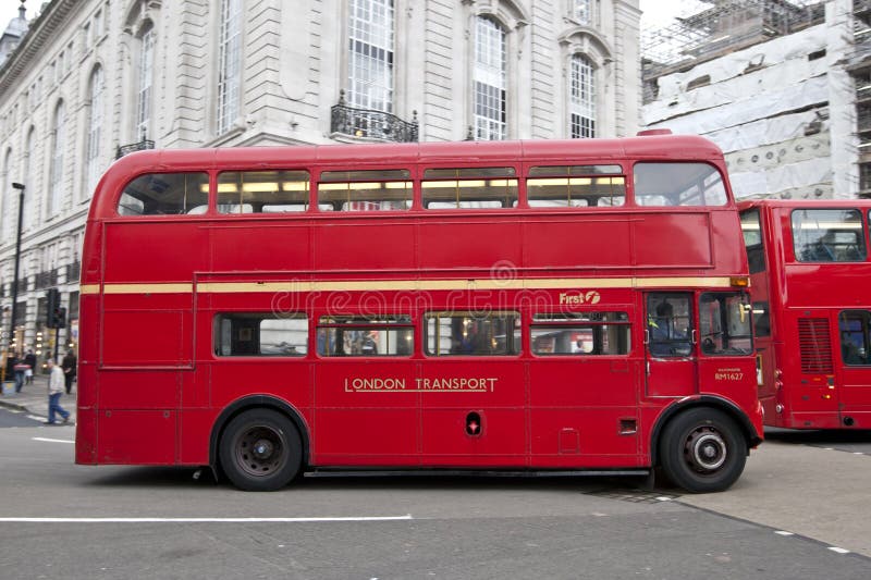 Rode bus redactionele stock foto. Image of monopolie - 23221753