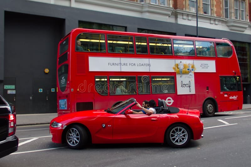 Rode Bus En Rode Auto in Londen Redactionele Stock Afbeelding - Image ...