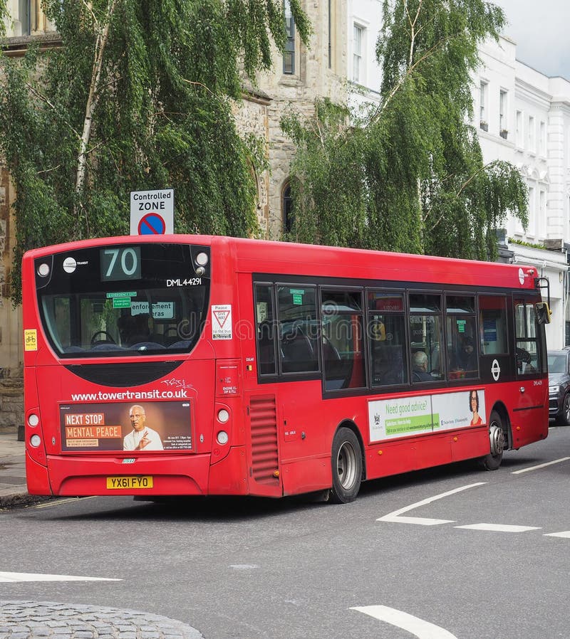Rode bus in Londen redactionele stock afbeelding. Image of groot - 97009339